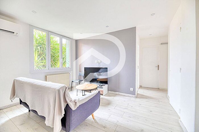 Appartement à louer - Capouchiné, Nîmes - 4 pièces - 3 chambres