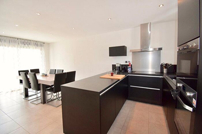 Maisons à vendre et appartements à louer - 1