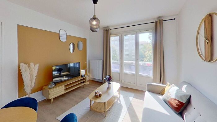 Appartement à louer - Le Village, Vaulx-en-Velin - 4 pièces - 1 chambre