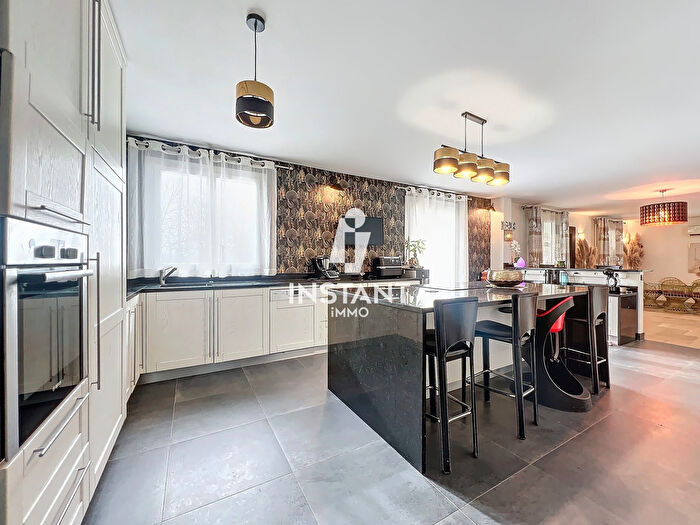 Maison 9 pièces à Grisy-Suisnes, à vendre