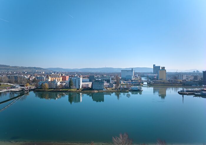 Appartement à vendre - Huningue - 4 pièces - 3 chambres