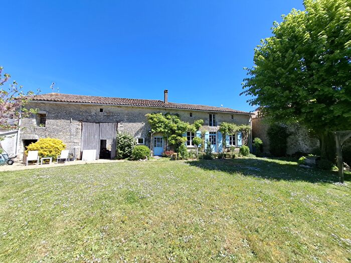 Maison 6 pièces à Chef-Boutonne, à vendre
