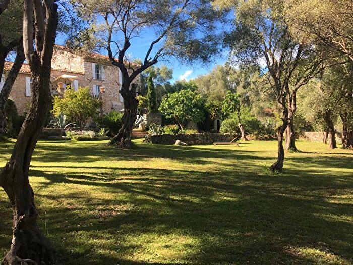 Roquefort-les-Pins : Appartement 5 pièces à vendre