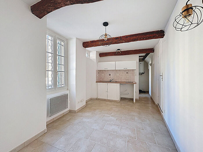 Appartement à louer - Saint-Maximin-la-Sainte-Baume, Centre-ville - 1 pièce