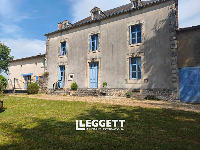Sommières-du-Clain - Maison 11 pièces à vendre
