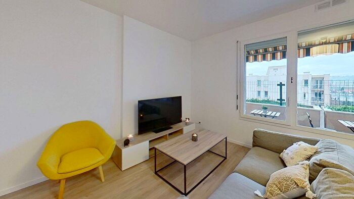 Appartement à louer - Le Grand Trou, Lyon ème arrondissement - 8 pièces - 1 chambre
