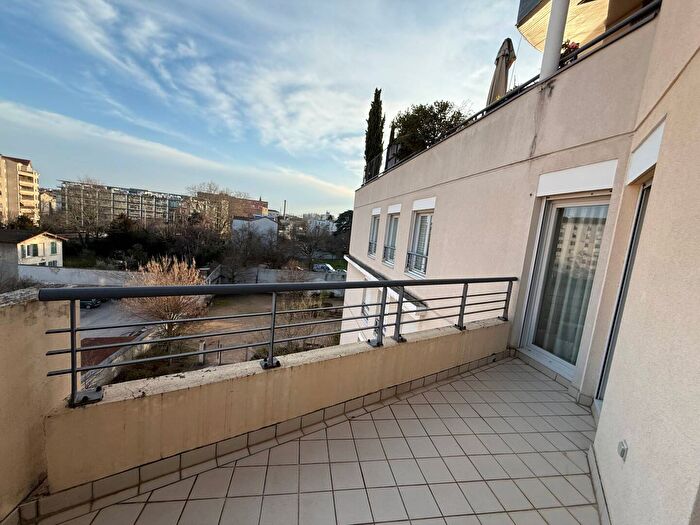 Appartement à louer - Caluire-et-Cuire - 3 pièces - 2 chambres