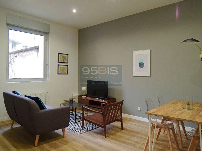 Appartement à louer - Lyon ème arrondissement - 3 pièces - 2 chambres