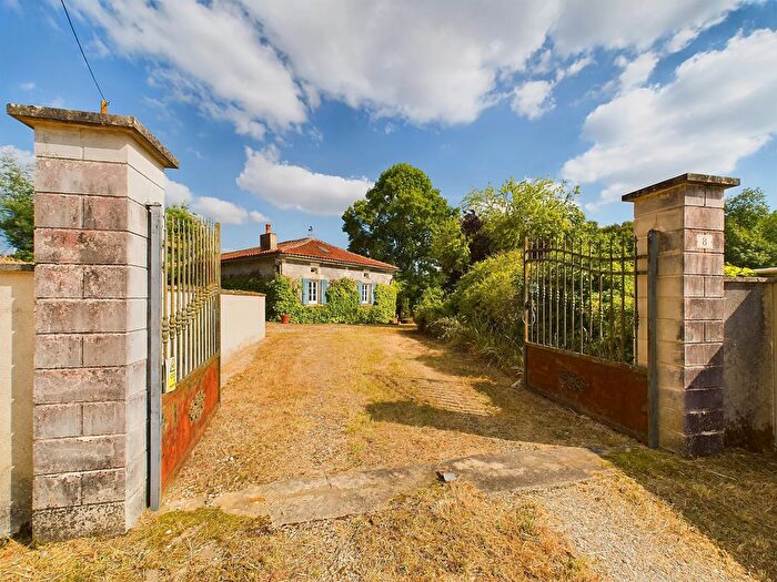 Maison à vendre - Yviers - 8 pièces - 4 chambres