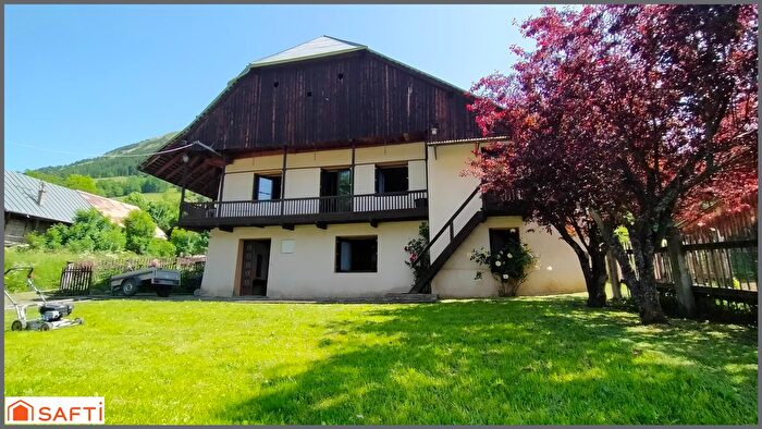 Maison à vendre - Saint-Jean-dArves - 9 pièces - 4 chambres