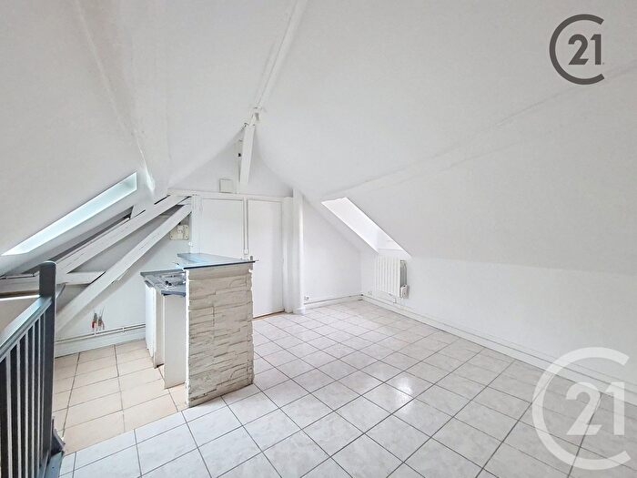 Appartement à louer - Montereau-Fault-Yonne, Ville basse - 1 pièce