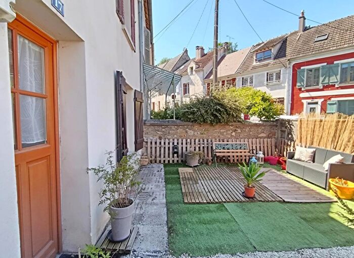 Maison à vendre - Saint-Cyr-sur-Morin - 4 pièces - 3 chambres