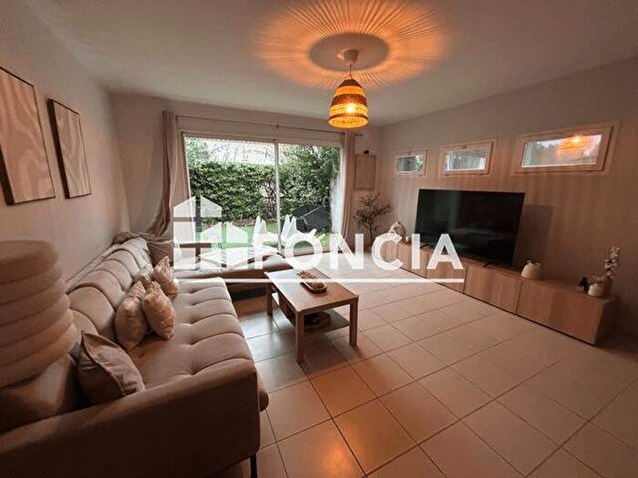 Appartement à louer - Est, Rochefort-du-Gard - 3 pièces - 2 chambres