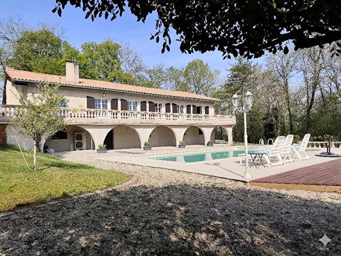 Maison 7 pièces à V uil-et-Giget, Voeuil-et-Giget, à vendre