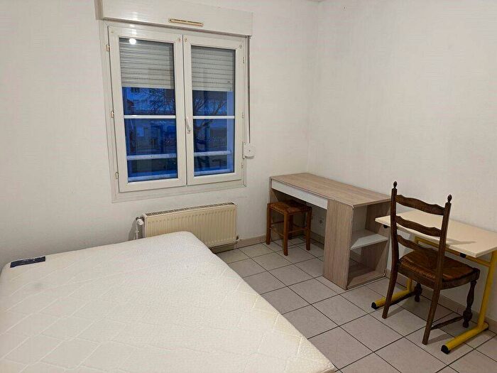 Appartement à louer - Centre Est, Saint-Julien-les-Villas - 1 pièce