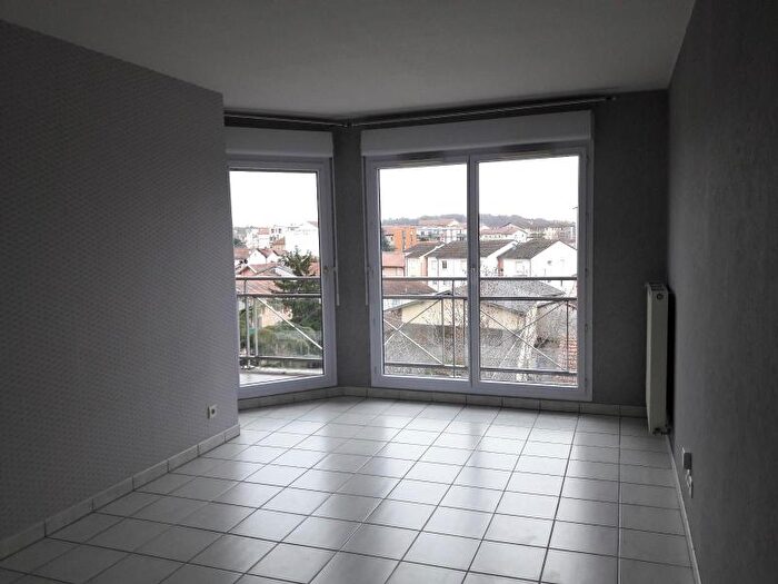 Décines-Charpieu, Centre-ville - Appartement 3 pièces à louer