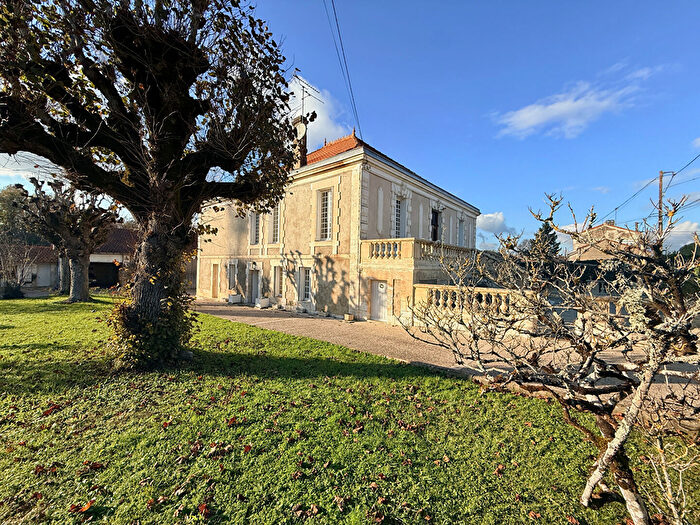 Maison à vendre - V uil-et-Giget, Voeuil-et-Giget - 10 pièces - 5 chambres