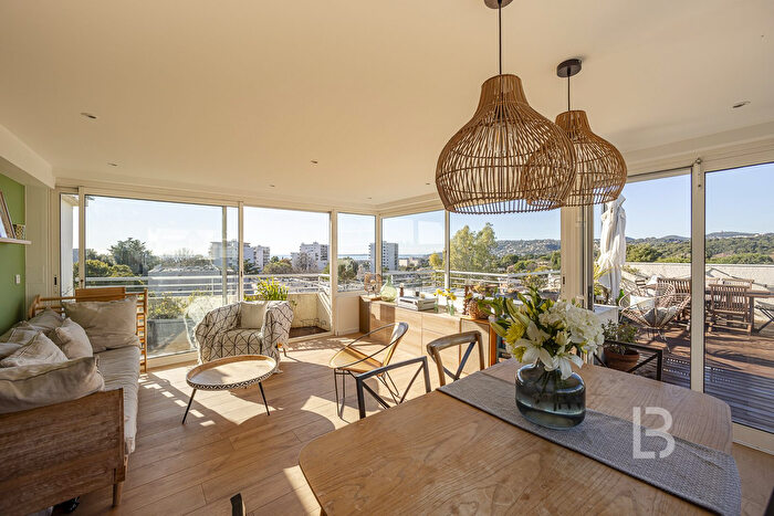 Appartement à vendre - Antibes, Antibes-les-Pins, Trianon, Le Fournel, Peyregoue - 4 pièces - 3 chambres