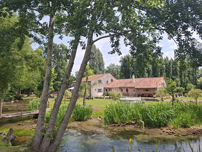 Chef-Boutonne : Maison 9 pièces à vendre