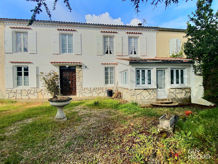 Maison 5 pièces à Genouillé, à vendre