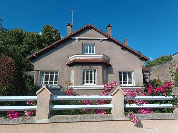 Maison à vendre - Montmorillon - 9 pièces - 4 chambres