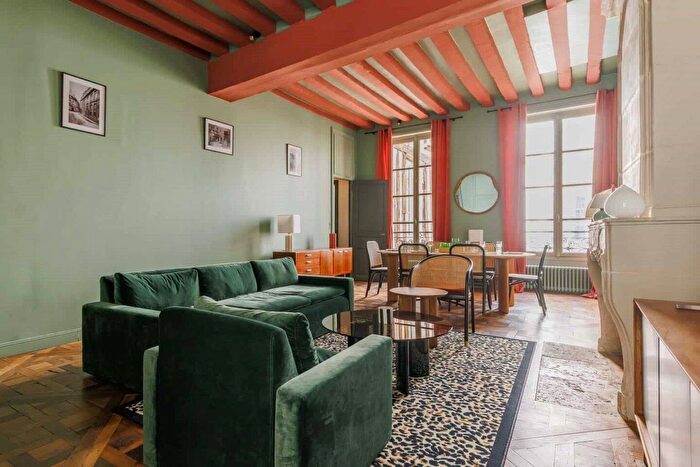 Appartement à louer - Île de la Cité, Paris ème arrondissement - 4 pièces - 3 chambres