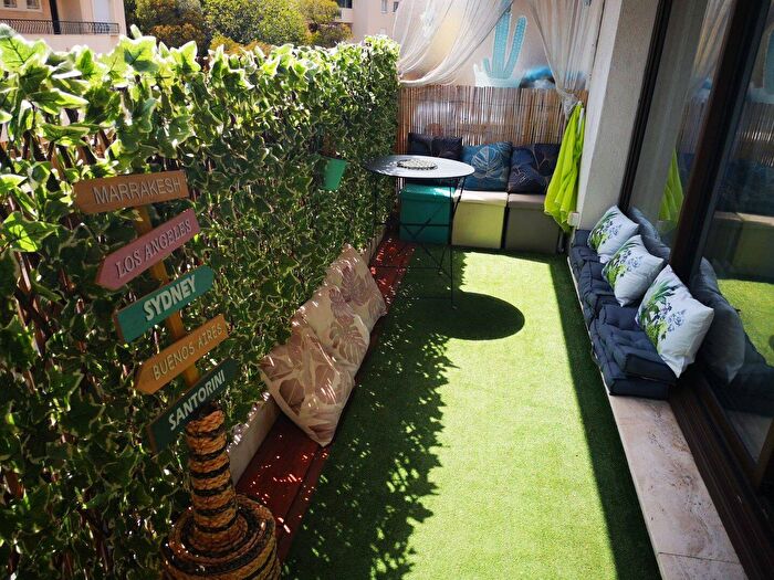République, Cannes : Appartement 2 pièces à louer