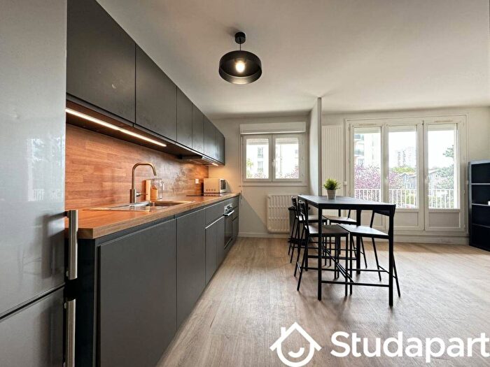 Appartement à louer - Bois dAmour-Porte de Paris-Courlancy, Reims - 5 pièces