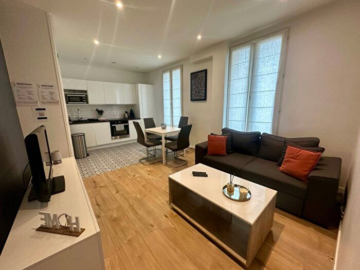 Appartement à louer - Courbevoie - 3 pièces - 2 chambres