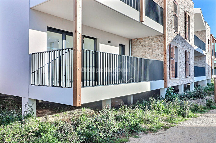 Appartement à vendre - Saint-Étienne-du-Grès - 3 pièces - 2 chambres