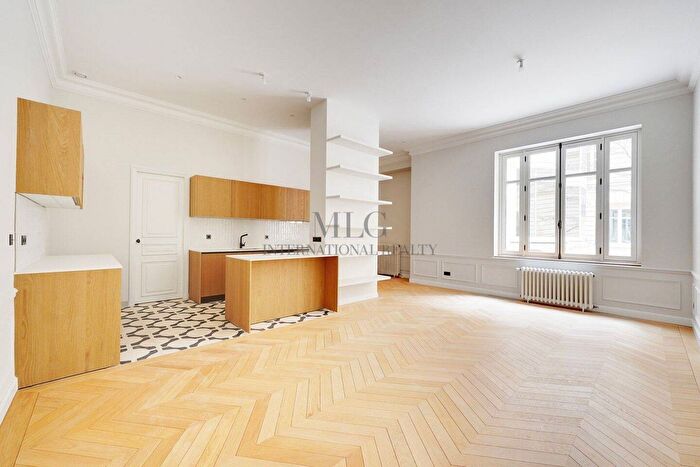 Appartement à louer - Chaillot, Paris ème arrondissement - 3 pièces - 2 chambres