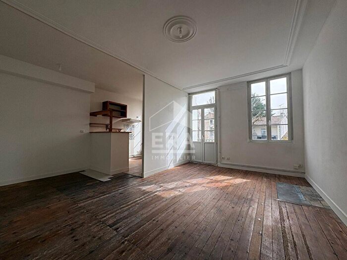 Appartement à louer - Mouthiers-sur-Boëme - 3 pièces - 2 chambres