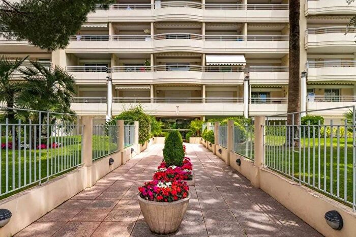 Appartement à louer - Pointe Croisette, Cannes - 3 pièces - 2 chambres