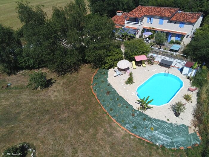 Verteuil-sur-Charente : Maison 11 pièces à vendre
