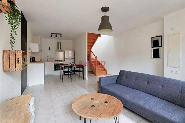 Appartement 2 pièces à Les Chères, à louer