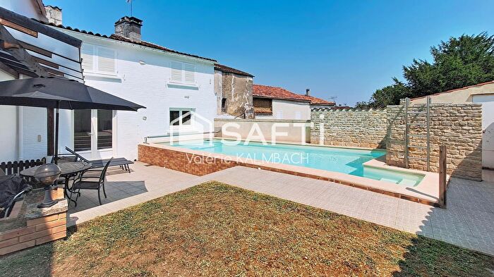 Maison 6 pièces à Burie, à vendre