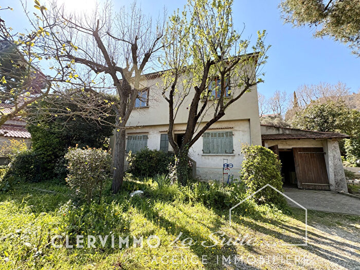 Maison à vendre - Marseille e , Saint-Marcel - 6 pièces - 4 chambres