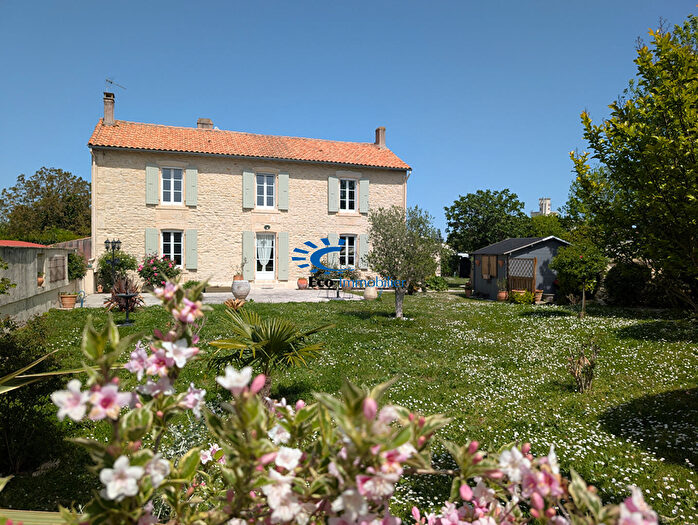 Maison 9 pièces à Courçon, à vendre