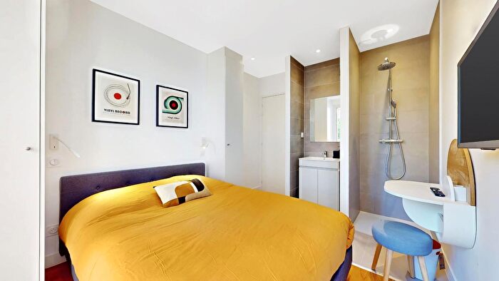 Appartement à louer - Oullins, Centre-ville - 1 pièce - 9 chambres