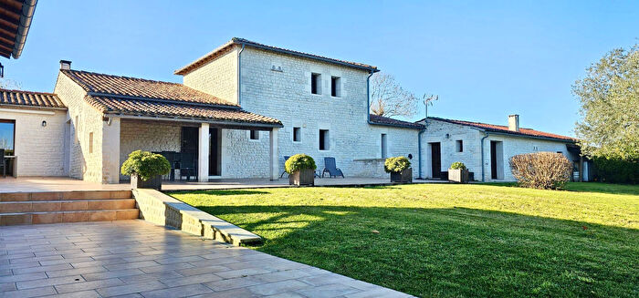 Maison à vendre - Chermignac - 7 pièces - 4 chambres