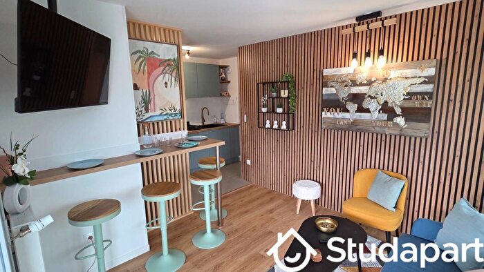 Appartement à louer - Bois dAmour-Porte de Paris-Courlancy, Reims - 1 pièce - 4 chambres