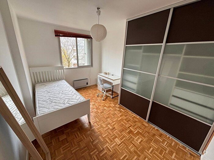 Appartement à louer - Villeurbanne - 4 pièces - 2 chambres