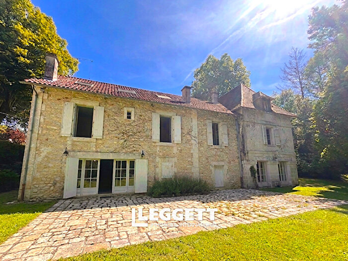 Javerlhac-et-la-Chapelle-Saint-Robert : Maison 10 pièces à vendre