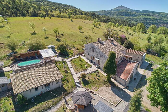 Thoard - Maison 9 pièces à vendre