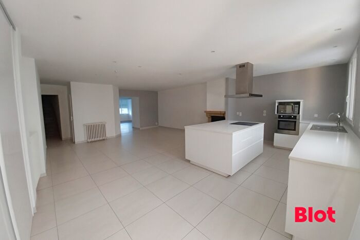 Maison à vendre - Saint-Aubin-du-Cormier - 7 pièces - 5 chambres