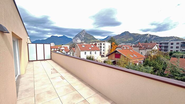 Appartement à louer - Fontaine, Centre-ville, Mairie - 5 pièces - 4 chambres