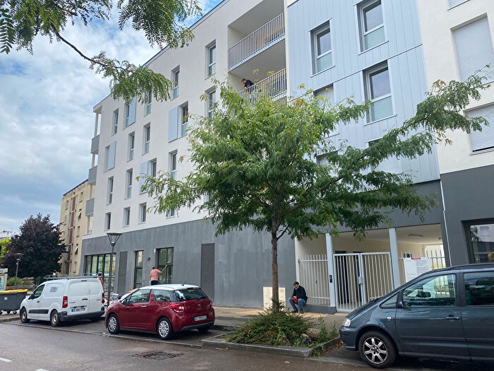 Appartement à louer - Chenôve, Chenôve - 5 pièces - 4 chambres