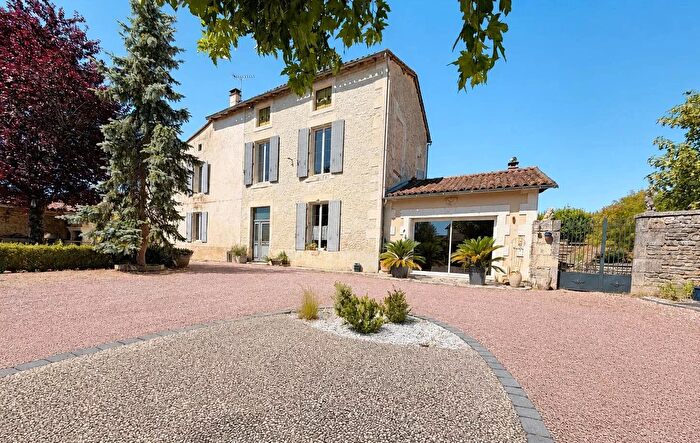 Maison 9 pièces à Verteuil-sur-Charente, à vendre