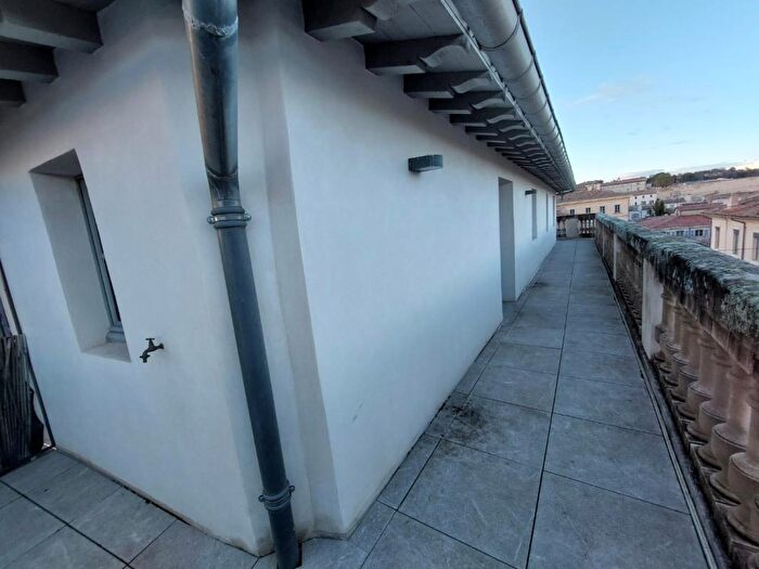 Appartement à louer - Nîmes, Ecusson, Arènes - 3 pièces - 2 chambres