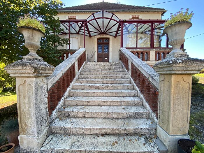 Maison à vendre - Puy-lévêque - 6 pièces - 5 chambres